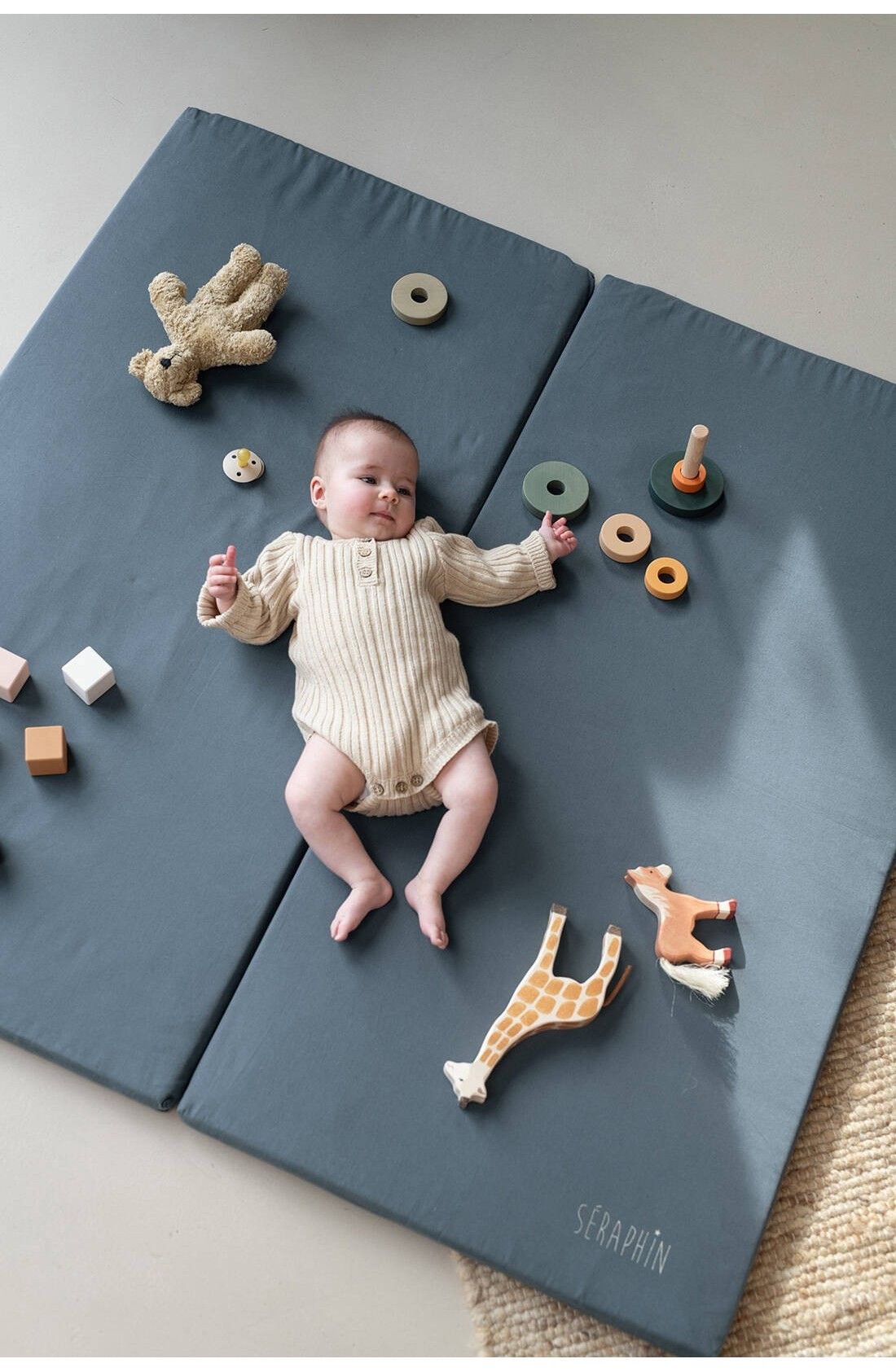 Solid color play mat, foldable and customizable. For the whole family!